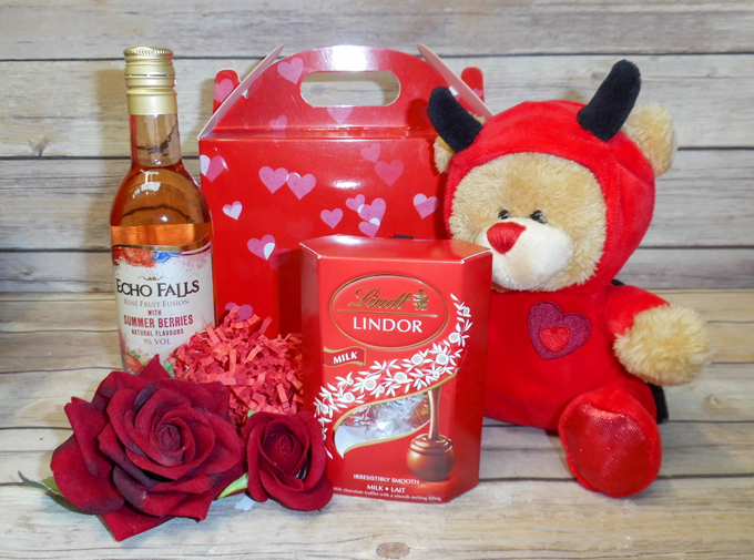 Pack of 10 GABLE BOXES 17x10x14cm - HEARTS - www.giftbasketsforyou.co.uk